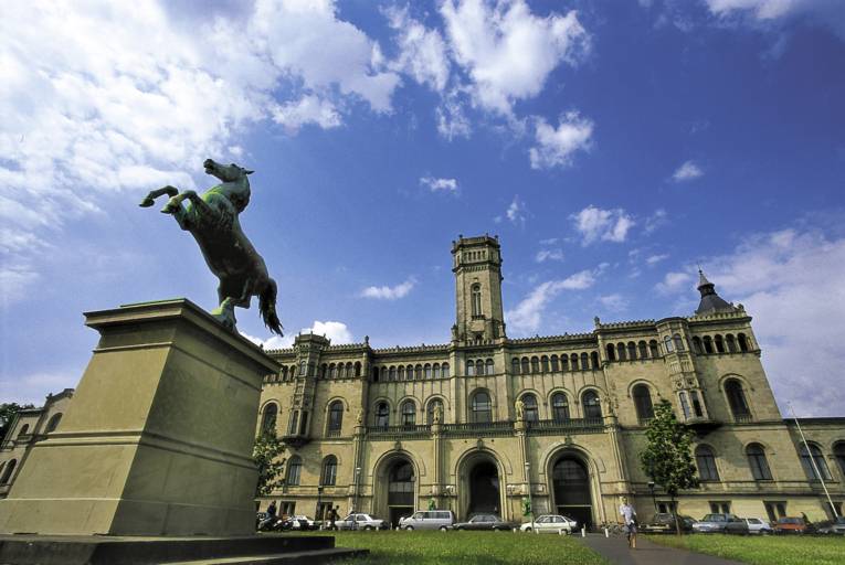 Gottfried Wilhelm Leibniz University | Business and science | Photos ...